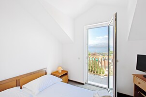Apartamento Comfort, 1 quarto, varanda, vista para o mar | Roupa de alta qualidade, camas de colchão Select Comfort, secretária 