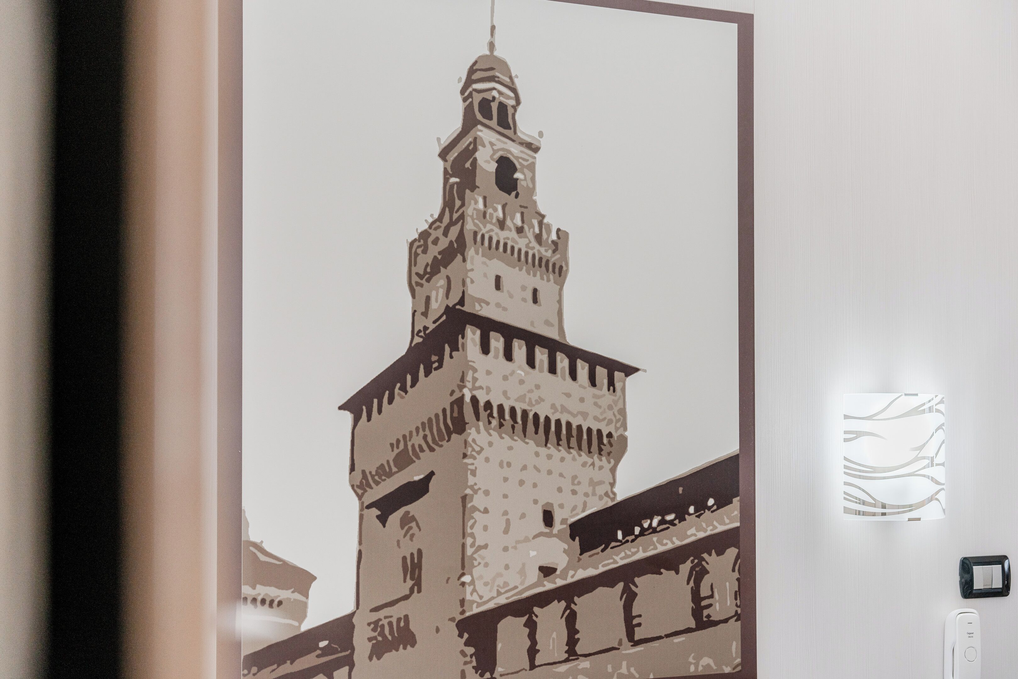 Paredes com um grande e detalhado mural de uma torre histórica.
