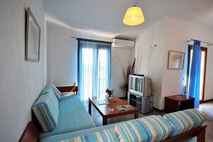 Maisonette Apartment, 2 Bedrooms - Sea View | Sala de estar | Televisor LED 
