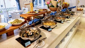 Uma mesa de buffet com diversos pratos e utensílios.