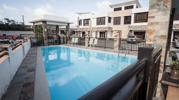 Piscina exterior, espreguiçadeiras