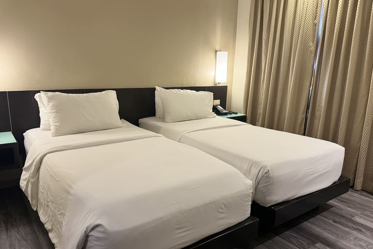 Quarto Twin Standard | Secretária, ferro/tábua de engomar, Wi-fi grátis