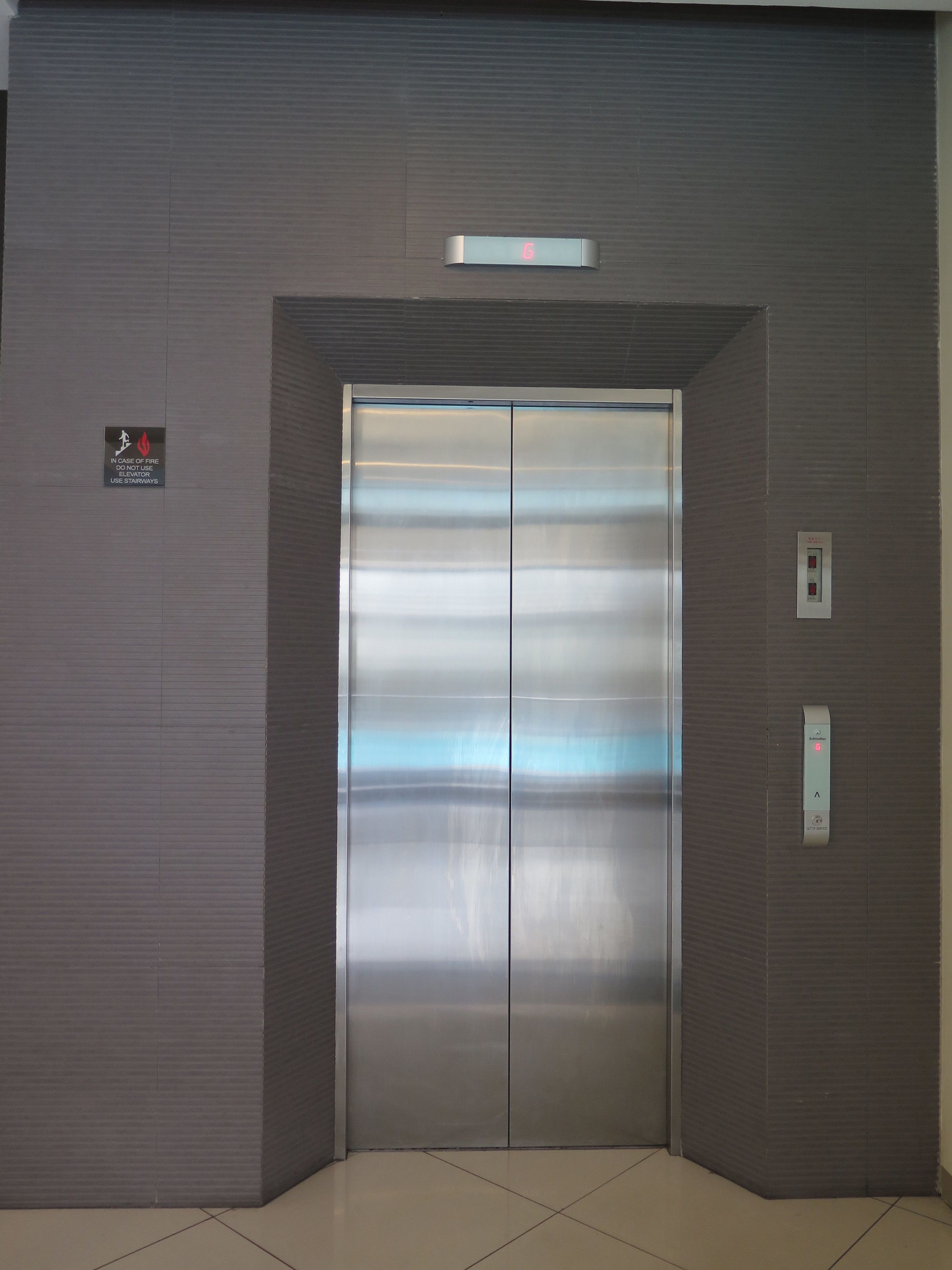 Um elevador com visor digital exibindo o número 6.