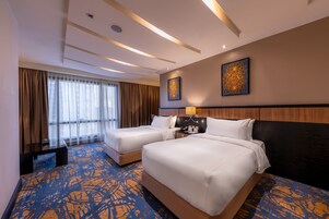 Frigobar, cofres nos quartos, cortinas blackout