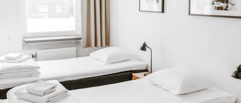 Quarto Twin, casa de banho partilhada | Roupa hipoalergénica, com decoração personalizada