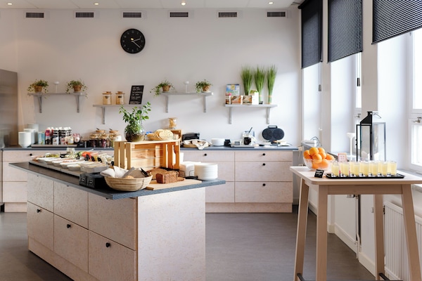 Café da manhã com buffet grátis todos os dias