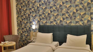 Quarto Superior, 2 camas individuais | Roupa de alta qualidade, minibar, cofre no quarto, secretária
