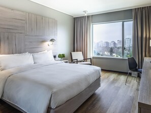 Quarto Deluxe, 1 cama king-size, vista para o campo de golfe | Minibar, cofre no quarto, secretária, cortinas/cortinados opacos 