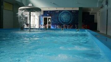 2 piscinas interiores, piscina exterior