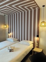 Quarto Standard, 2 camas individuais | Cofre com capacidade para portátil, quartos insonorizados 