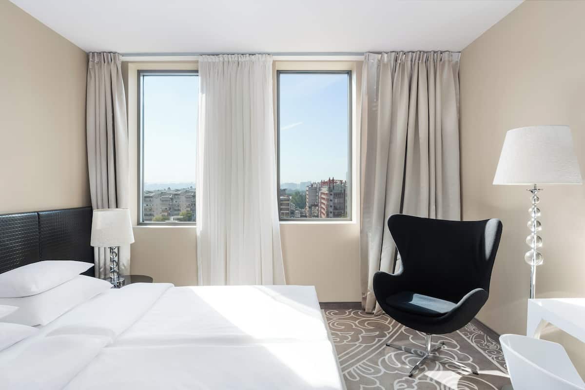 Roupa hipoalergénica, minibar, cofre com capacidade para portátil 
