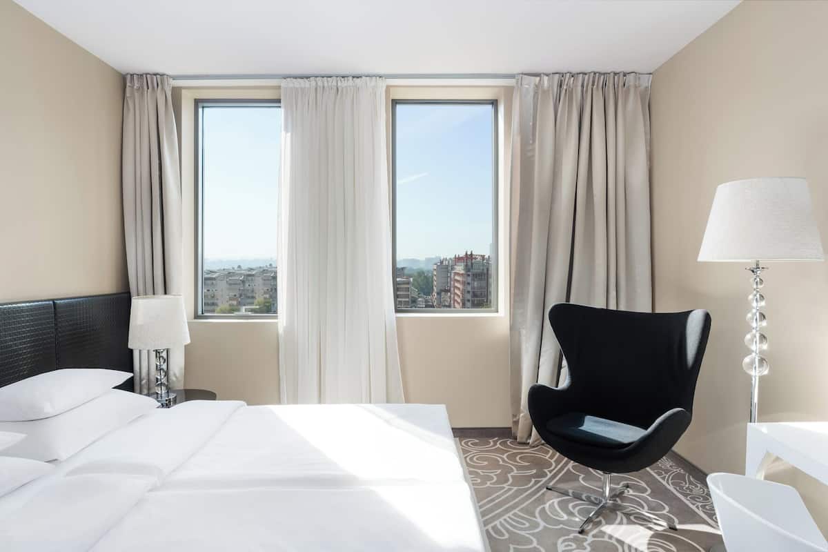 Roupa hipoalergénica, minibar, cofre com capacidade para portátil 