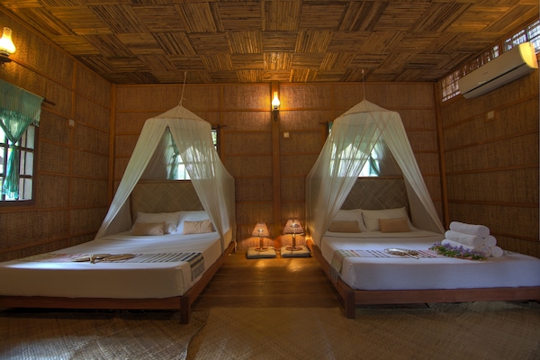 Quarto familiar, Não-fumadores, com acesso à piscina | Minibar, cofre no quarto, secretária, ferro/tábua de engomar
