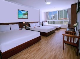 Quarto luxo, vista para a cidade | Frigobar, escrivaninha, cortinas blackout, Wi-Fi de cortesia