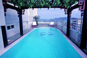 Piscina externa, espreguiçadeiras