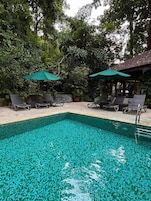 Piscina exterior, da(s) 8:00 à(s) 20:00, guarda-sóis, espreguiçadeiras