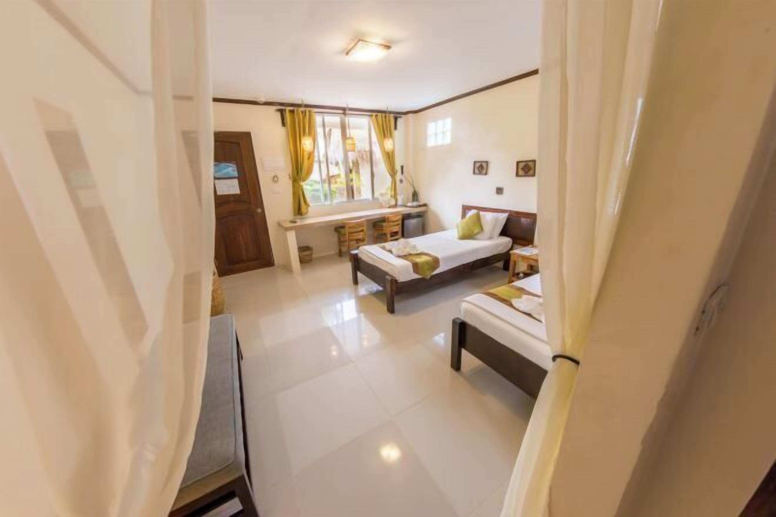 Frigobar, cofres nos quartos, escrivaninha