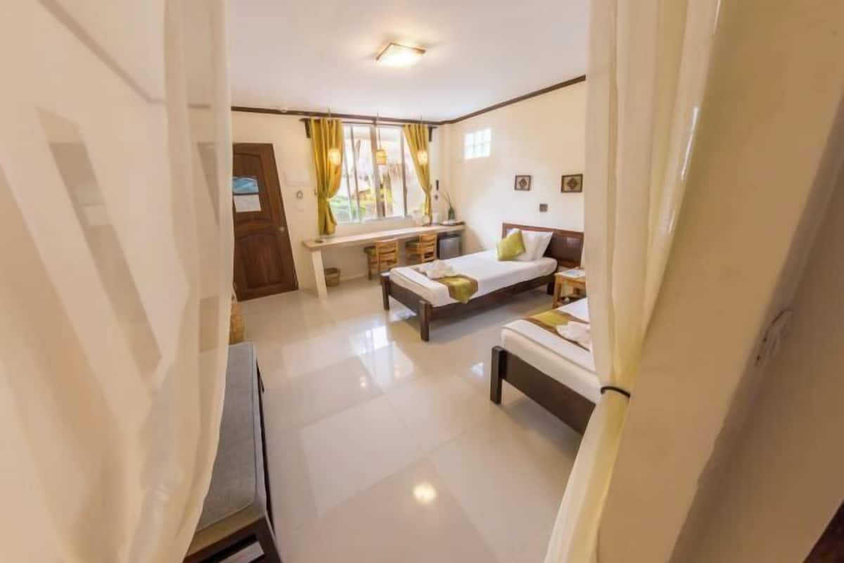 Frigobar, cofres nos quartos, escrivaninha