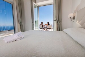 Superior King Room with Spa Bath and Terrace | Roupa de alta qualidade, camas de colchão viscoelástico, minibar 