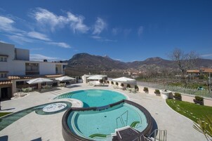 Piscina exterior sazonal, da(s) 10:00 à(s) 19:00, guarda-sóis 