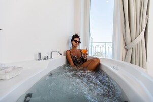 Superior King Room with Spa Bath and Terrace | Roupa de alta qualidade, camas de colchão viscoelástico, minibar 