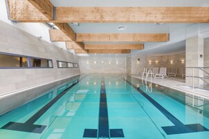 Piscina interna, espreguiçadeiras