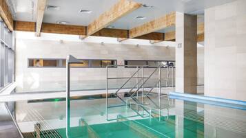 Piscina interior, espreguiçadeiras