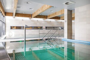 Piscina interna, espreguiçadeiras