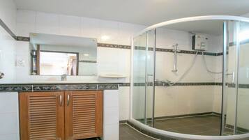 Suite, 1 quarto | Casa de banho | Um polibã, toalhas fornecidas, sabão, champô