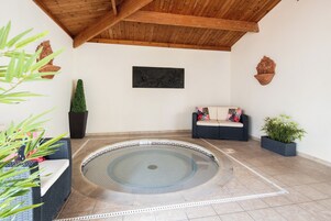 Piscina interna, espreguiçadeiras