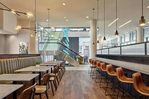 Café da manhã com buffet grátis todos os dias