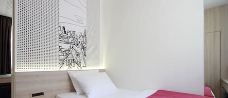 Quarto casal econômico | Frigobar, cofres nos quartos, escrivaninha, quartos à prova de som