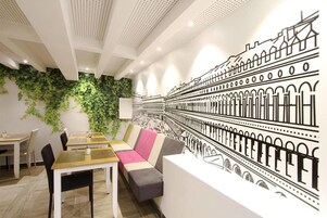 Pequeno-almoço tipo buffet diário (7 EUR por pessoa) 