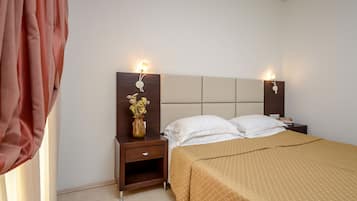 Quarto casal econômico | Roupas de cama antialérgicas, camas com colchões pillow-top, frigobar