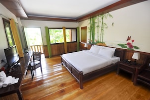 Quarto com design assinado, vista para a colina | Roupas de cama premium, edredons de pluma, camas Select Comfort