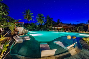 Piscina externa, guarda-sóis, espreguiçadeiras