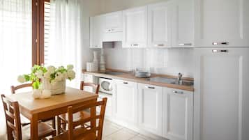 Geladeira grande, micro-ondas, cooktop, lava-louças