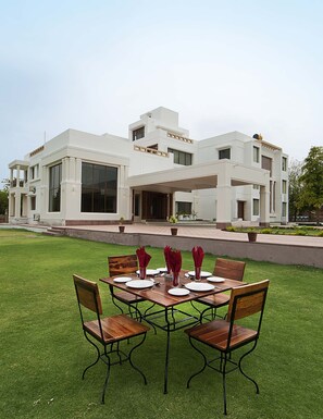 2 restaurantes, pequenos-almoços servidos, cozinha indiana