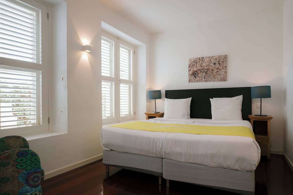 One Bedroom Apartment | 2 quartos, edredons de pluma, cofres nos quartos