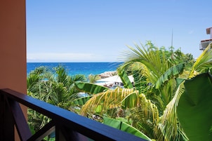 Superior Room Deluxe Ocean View | Edredões de penas, cofre no quarto, com decoração personalizada