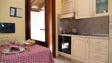 Apartamento standard, cozinha | Cozinha privada | Geladeira