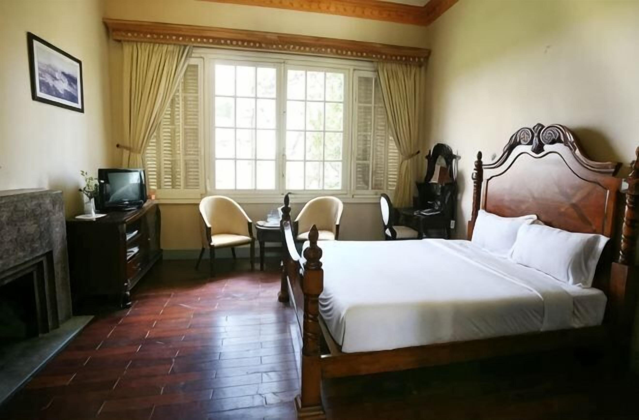 Frigobar, cofres nos quartos, escrivaninha, cortinas blackout