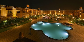 Piscina exterior, guarda-sóis, espreguiçadeiras