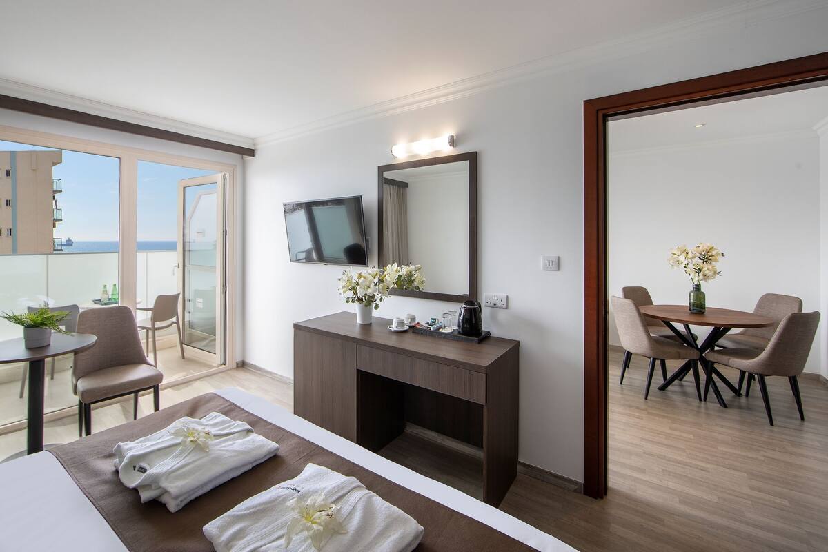 Suite, vista para o mar | Minibar, ferro/tábua de engomar, Wi-fi grátis, roupa de cama fornecida 