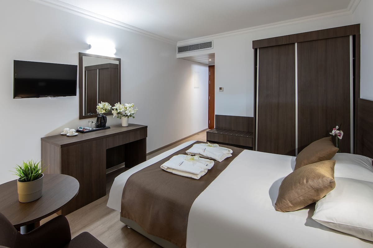 Quarto Superior | Minibar, ferro/tábua de engomar, Wi-fi grátis, roupa de cama fornecida 