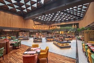 3 restaurantes: servem pequenos-almoços, almoços, jantares e brunches