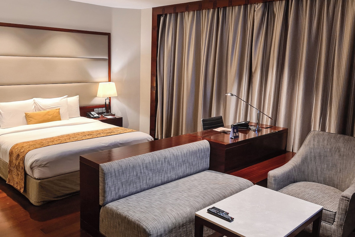Roupa de alta qualidade, minibar, cofre no quarto, secretária