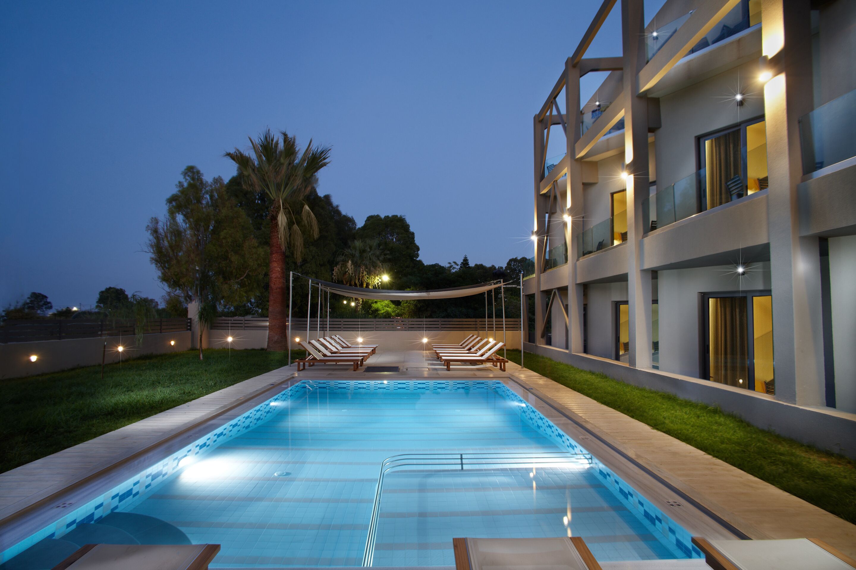 Piscina exterior, guarda-sóis, espreguiçadeiras 