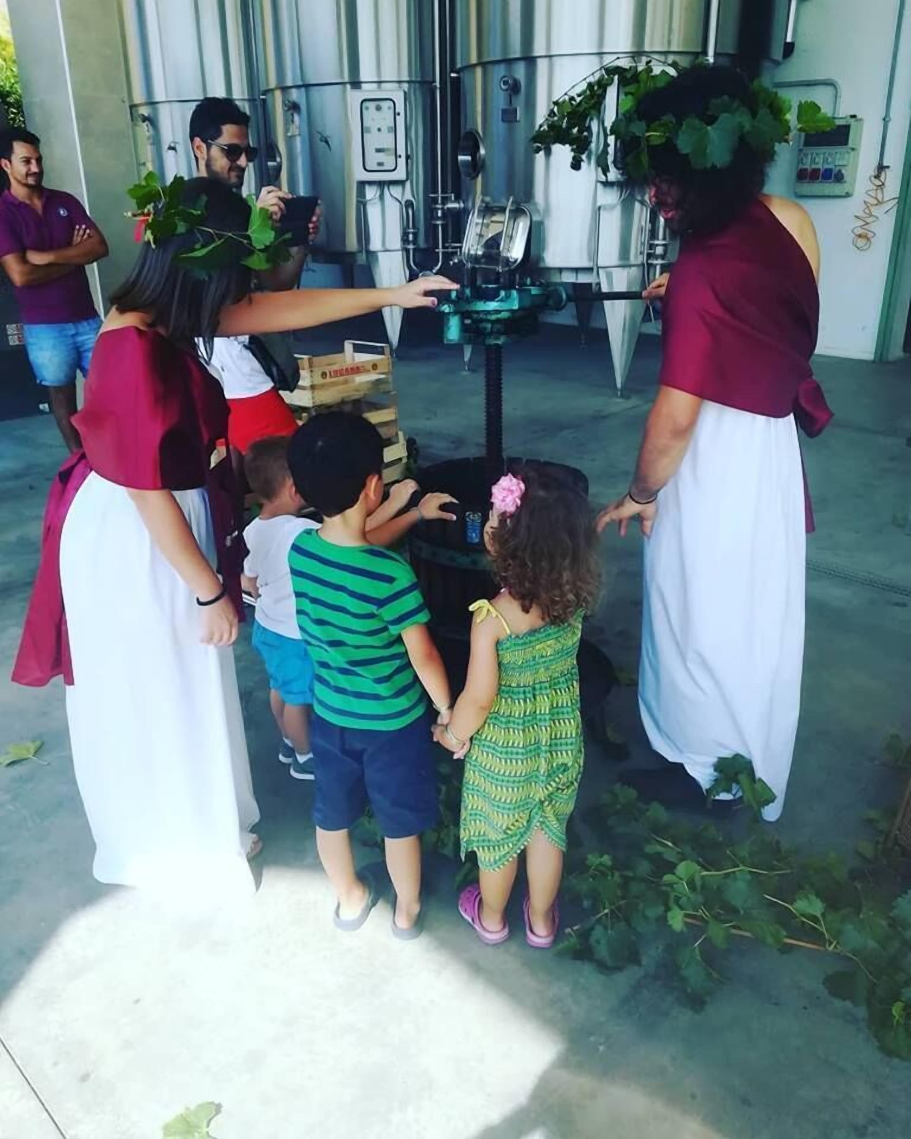 Um grupo de pessoas reunido em torno de uma mesa com um dispositivo mecânico, possivelmente para uma demonstração ou atividade.