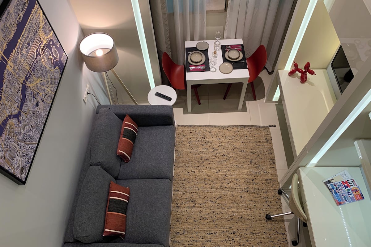 Roupas de cama premium, cofres nos quartos, escrivaninha